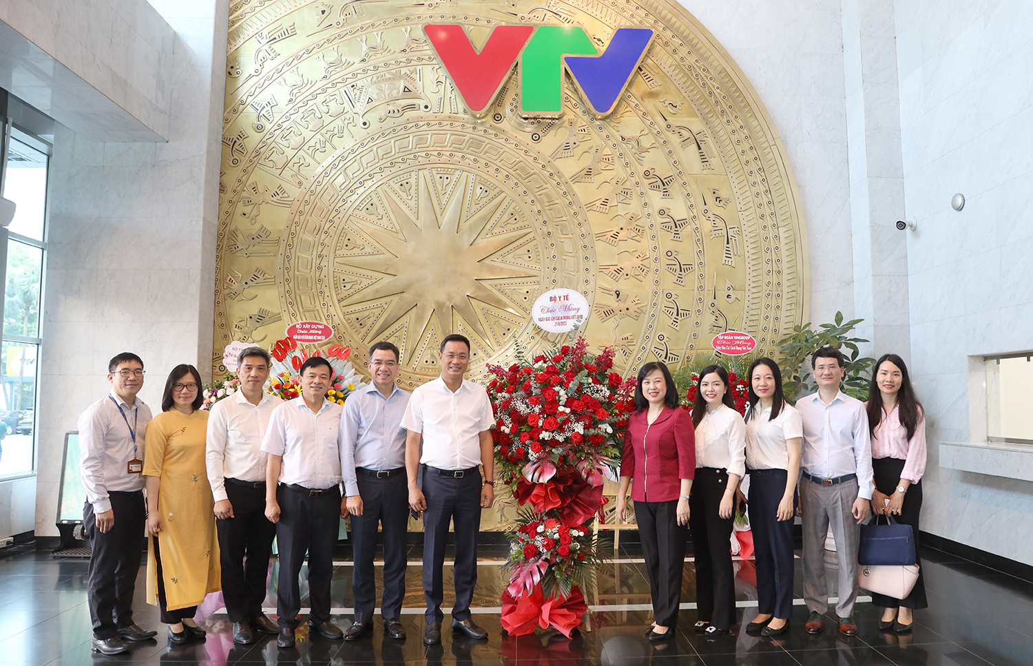 Bộ trưởng Bộ Y tế Đào Hồng Lan thăm và chúc mừng Ban Tuyên Giáo Trung ương và một số cơ quan ...